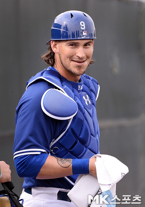 새로운 다져스 포수 그랜달 "류현진은 모든 구종을 편안히 던지는 투수" : MLBPARK