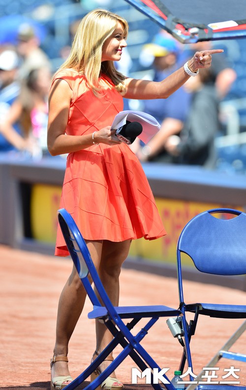 MLB의 흔한 야구 리포터.jpg : MLBPARK